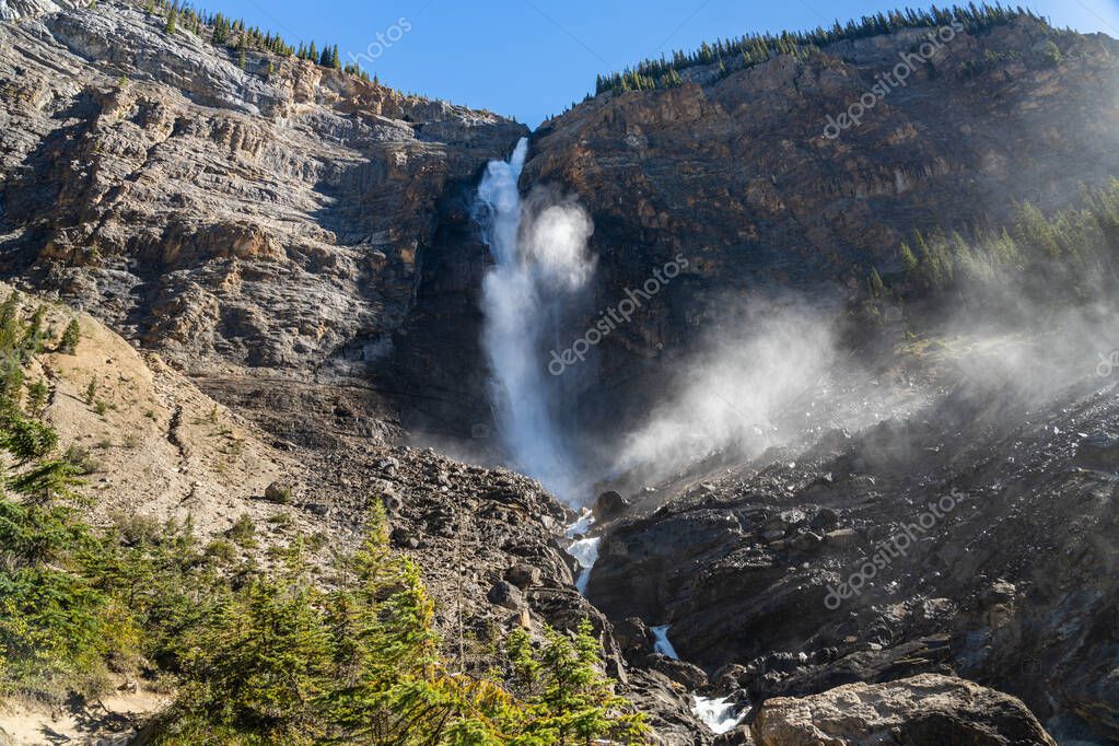 Takakkaw Falls Cascada en un día soleado de verano. 2ª cascada más alta ...