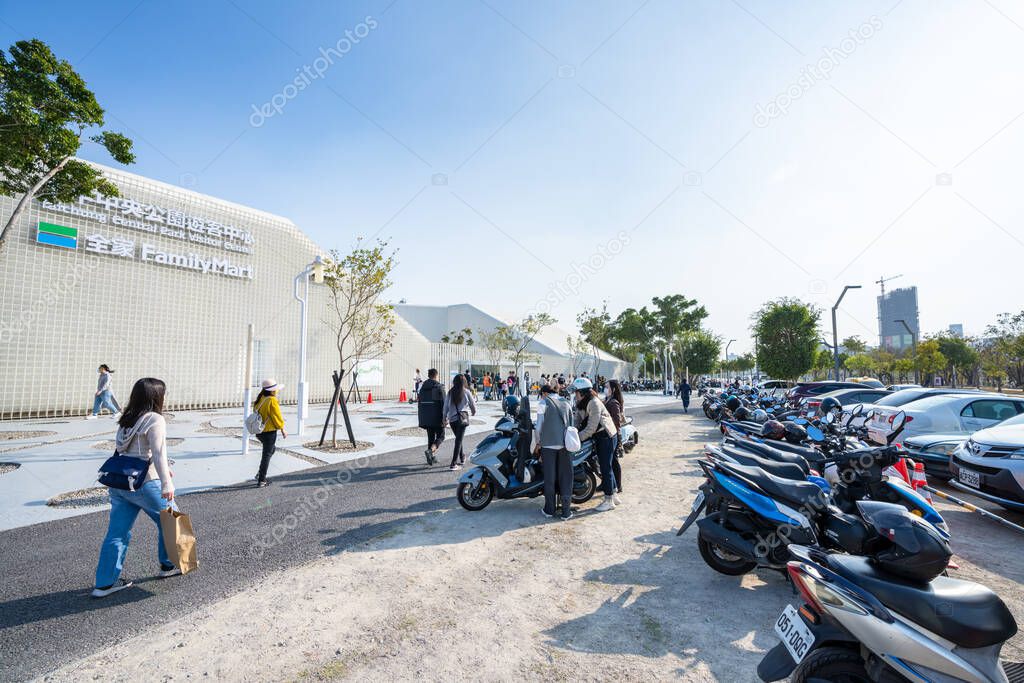 Taichung City, Taiwán - 30 ENE 2021: Tourists at Taichung Central Park ...