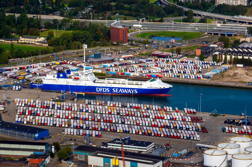 Buque de carga Ro-Ro de DFDS Seaways en el puerto de Rotterdam. Países ...