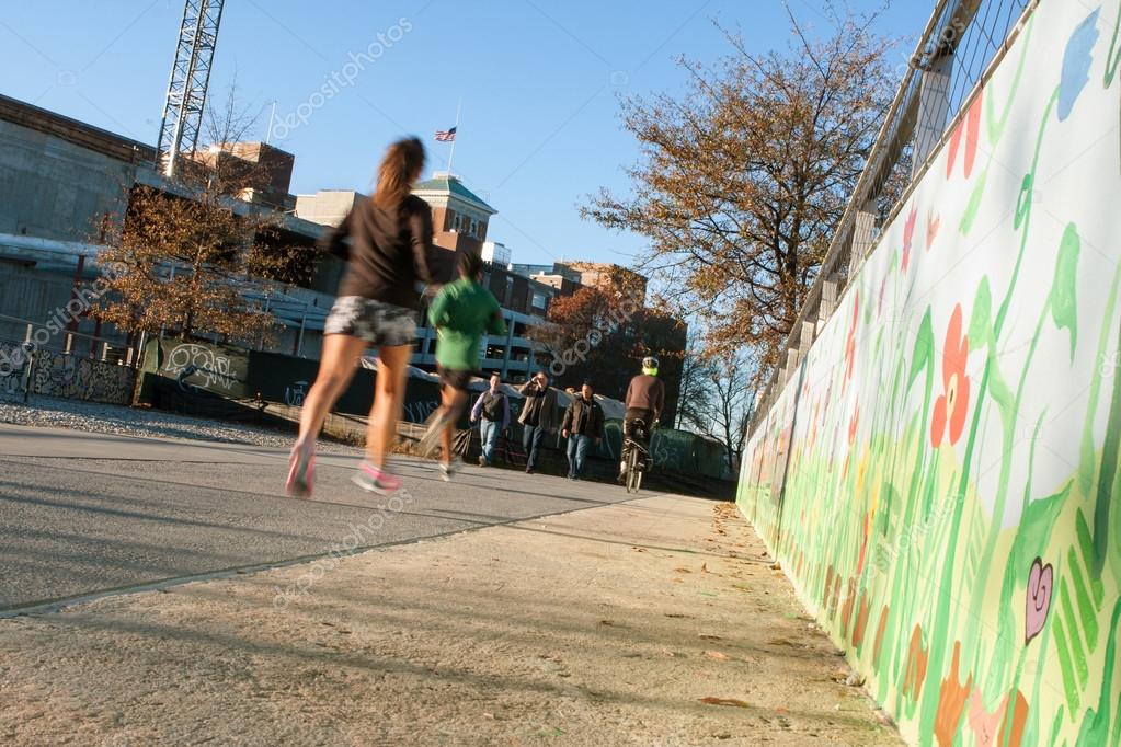 La gente corre y bicicleta en el espacio verde urbano a lo largo de Atlanta Beltline 2023