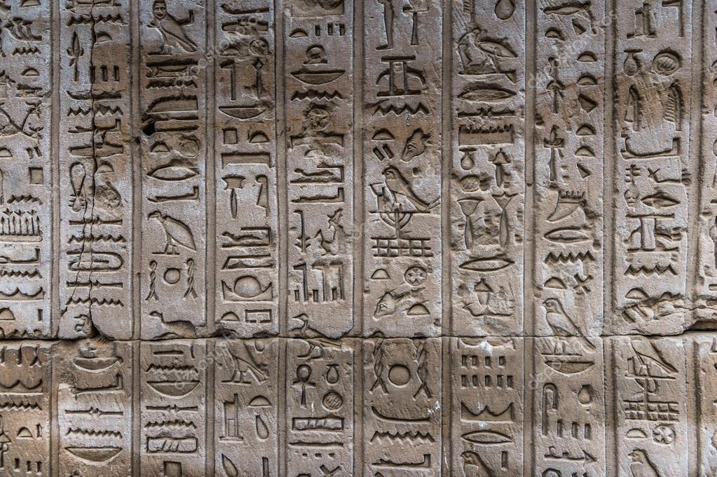 Jeroglíficos egipcios en la pared de un templo 2023