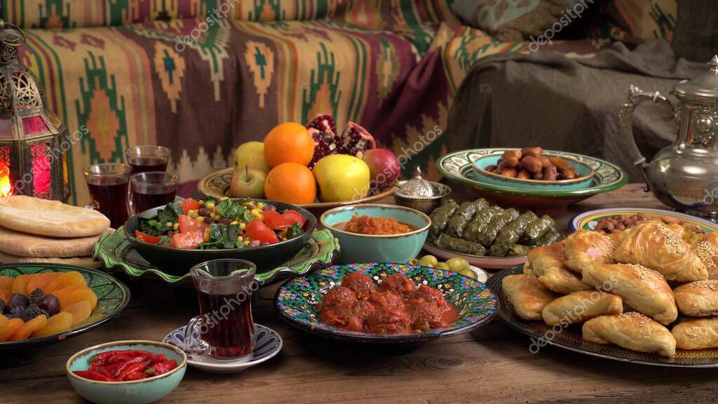 Comida halal musulmana tradicional festiva de Oriente Medio sobre la ...