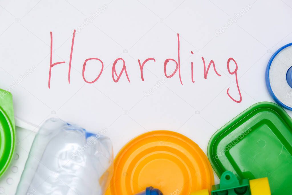 Un letrero acaparando diferentes cubiertas de plástico y botellas ...