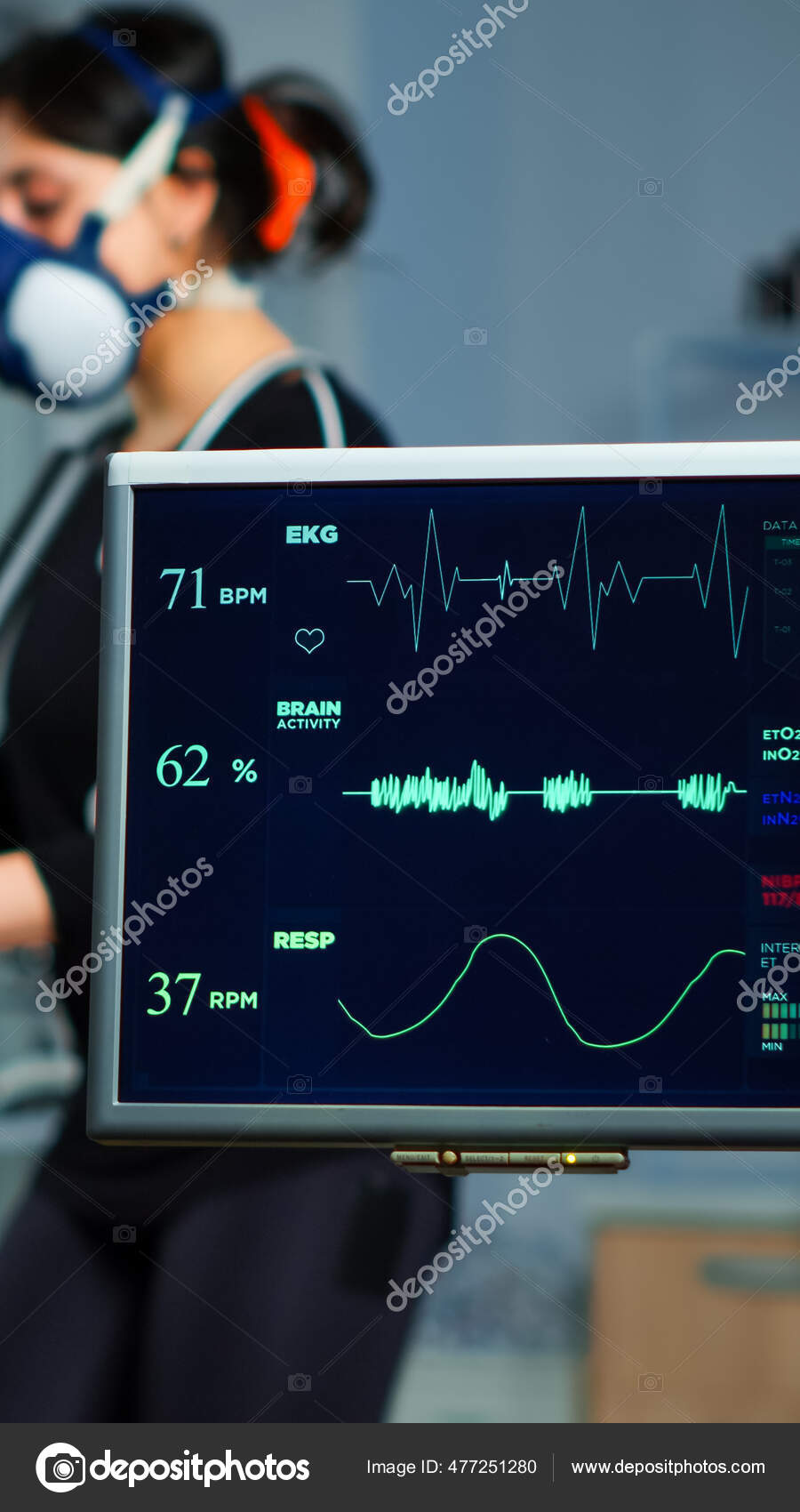 Monitor showing EKG scan of athlete running on cross trainer — Stock ...