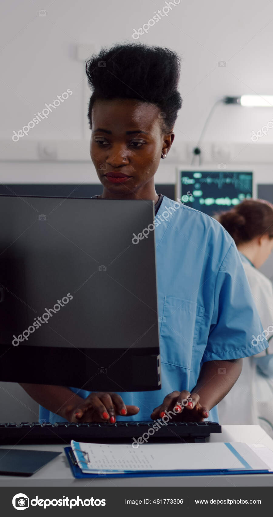 Asistente negro escribiendo tratamiento healdcare en el ordenador ...