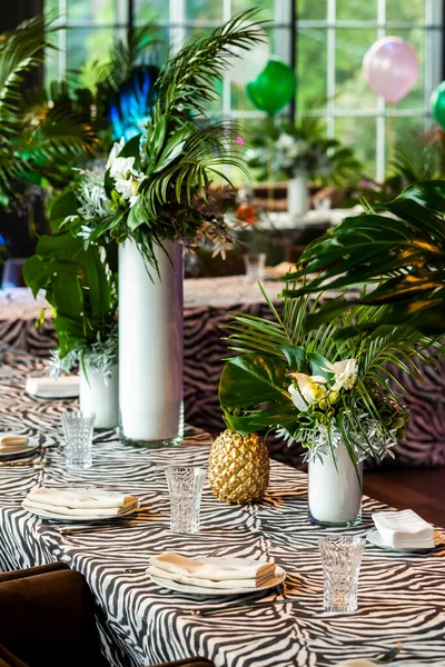 Tropische feesttafel Stock Photos, Royalty Free Tropische feesttafel ...