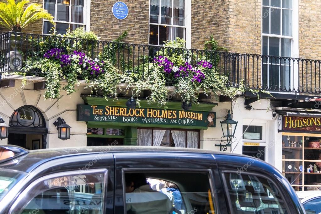 Fachada de la casa y museo Sherlock Holmes en la calle Baker 221b. 2022