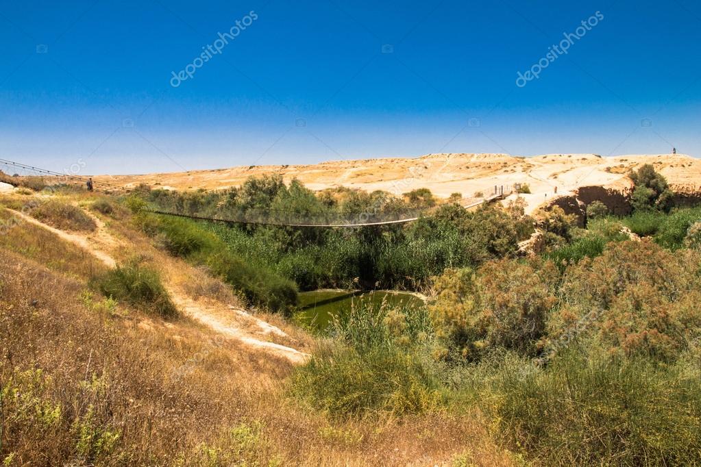 Puente colgante y Besor Brook en el Parque Nacional Eshkol, desierto de ...