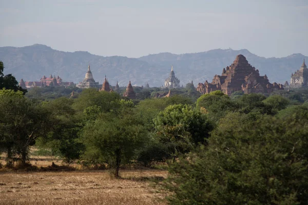 BAGAN, NYAUNG-U, MYANMAR - 3 DE ENERO DE 2020: La cima de los templos ...