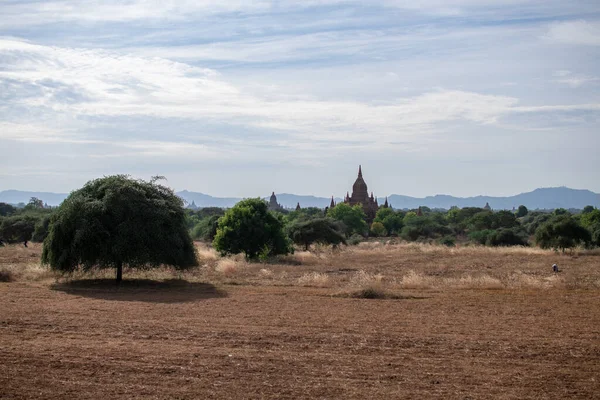 BAGAN, NYAUNG-U, MYANMAR - 3 DE ENERO DE 2020: La cima de los templos ...