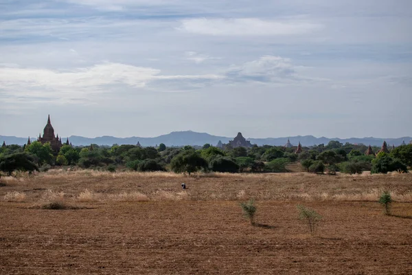 BAGAN, NYAUNG-U, MYANMAR - 3 DE ENERO DE 2020: La cima de los templos ...