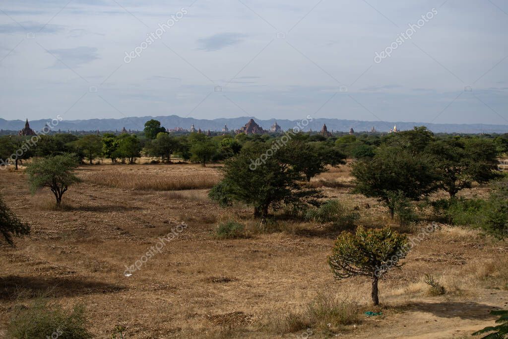 BAGAN, NYAUNG-U, MYANMAR - 3 DE ENERO DE 2020: La cima de los templos ...
