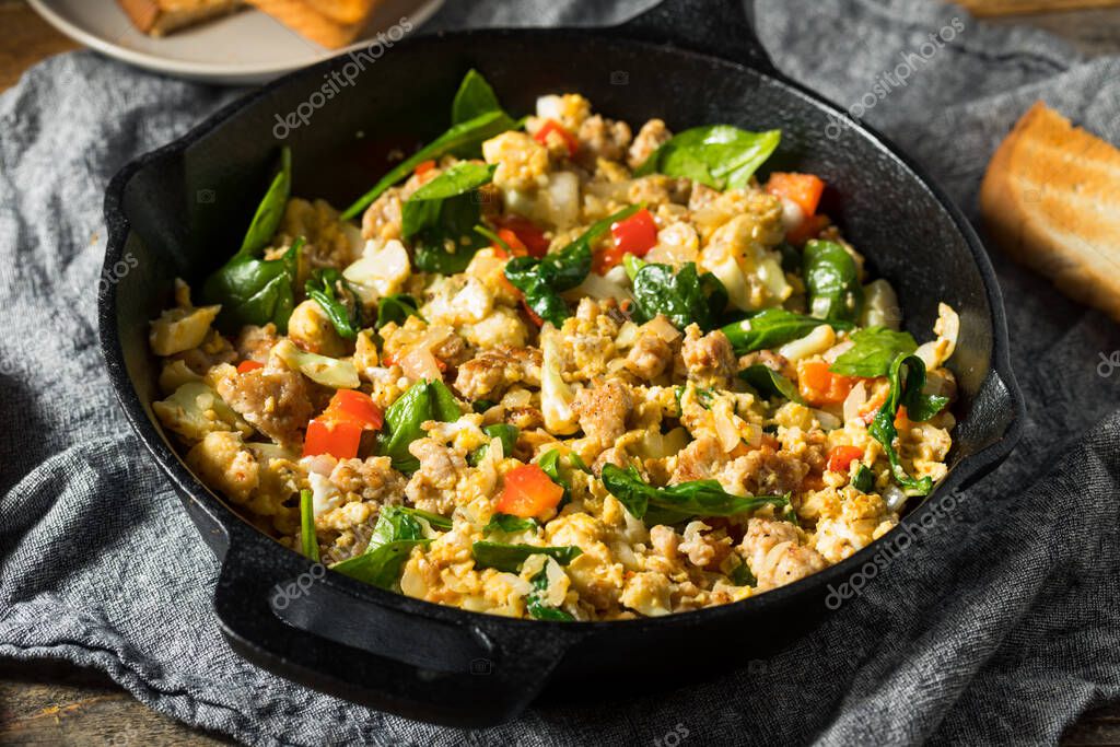 Saludable casero Veggie Egg Breakfast Scramble con salchichas y ...