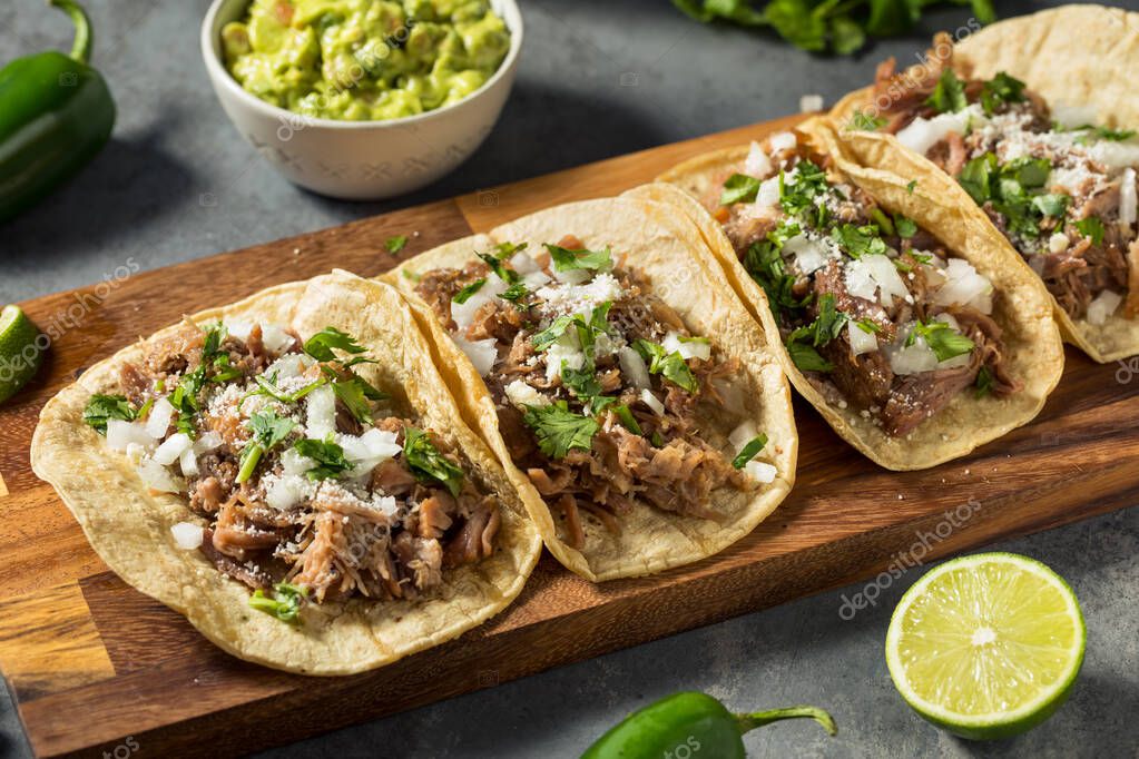Tacos caseros de Carnitas de Cerdo con Cilantro y Cebolla 2024