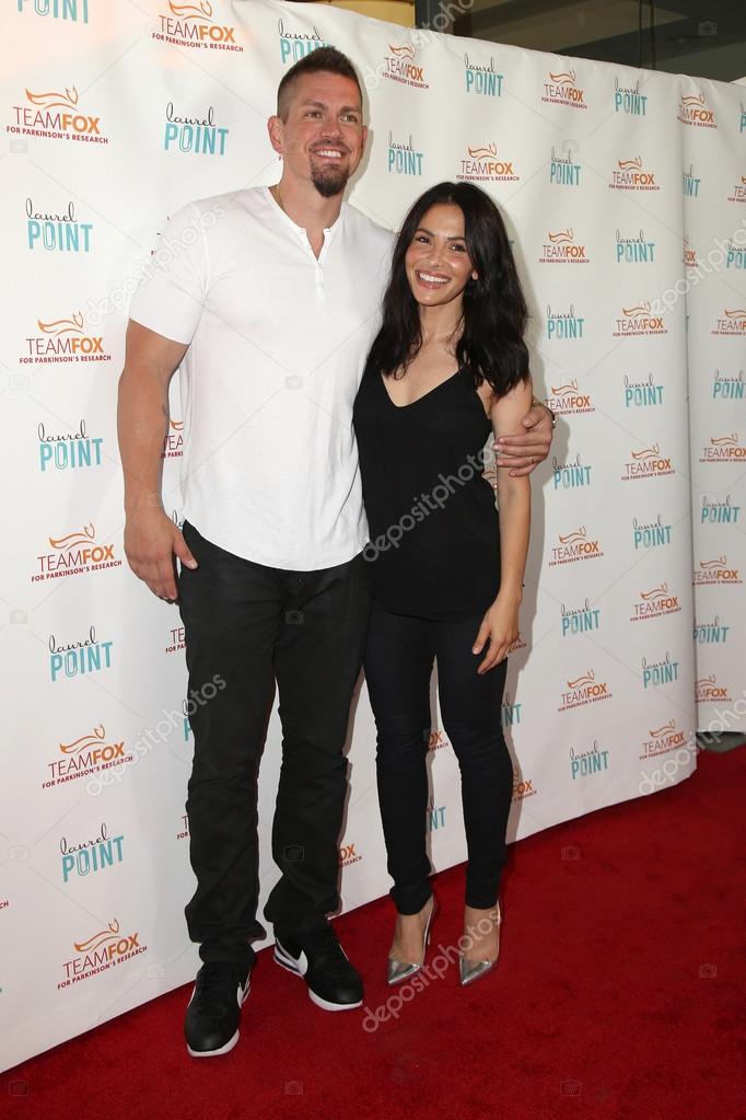 Sarah Shahi And Steve Howey 2022