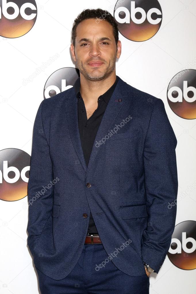 How Tall Is Daniel Sunjata