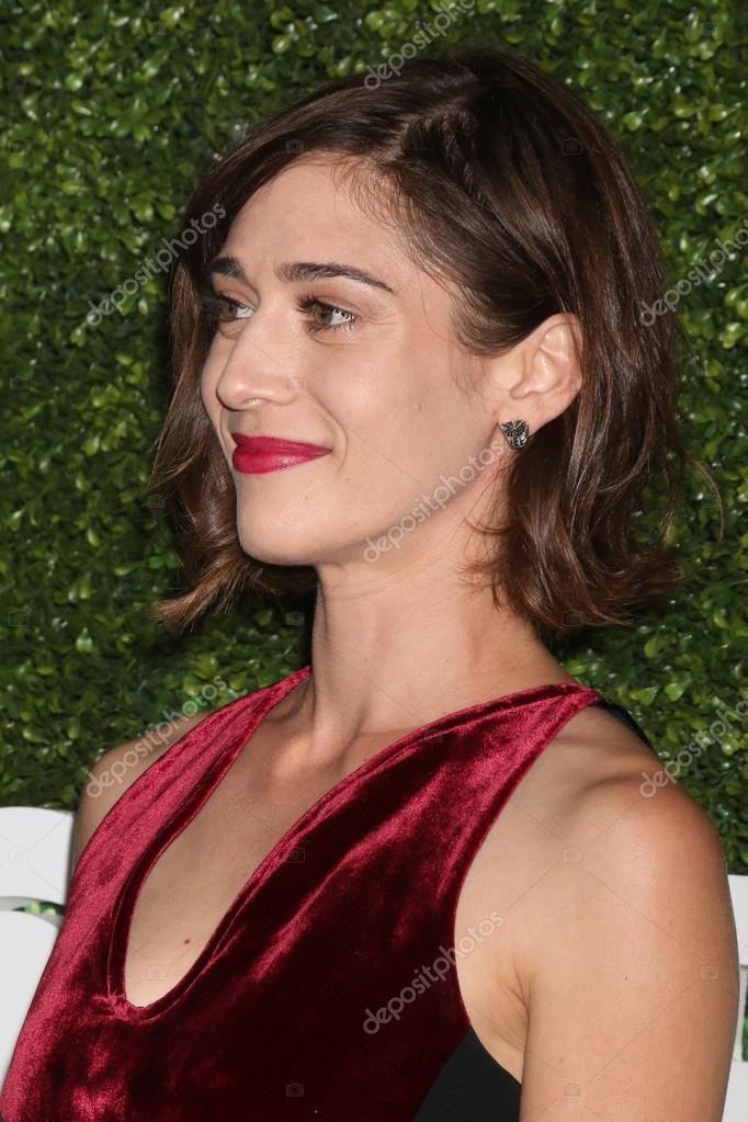 Lizzy Caplan Body