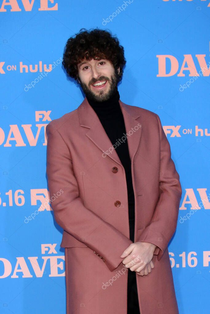 LOS ÁNGELES - 10 DE JUN: Dave Burd en el estreno de la segunda temporada de Dave en el Teatro ...