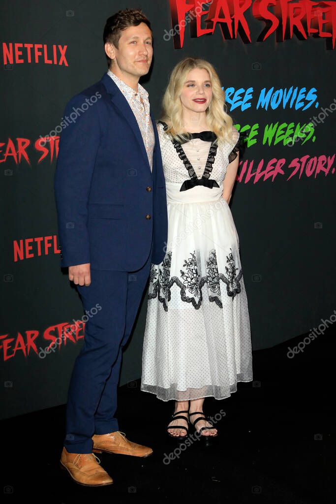 LOS ÁNGELES - 28 DE JUN: Phil Graziadei, Leigh Janiak en el estreno de Netflix Fear Street ...