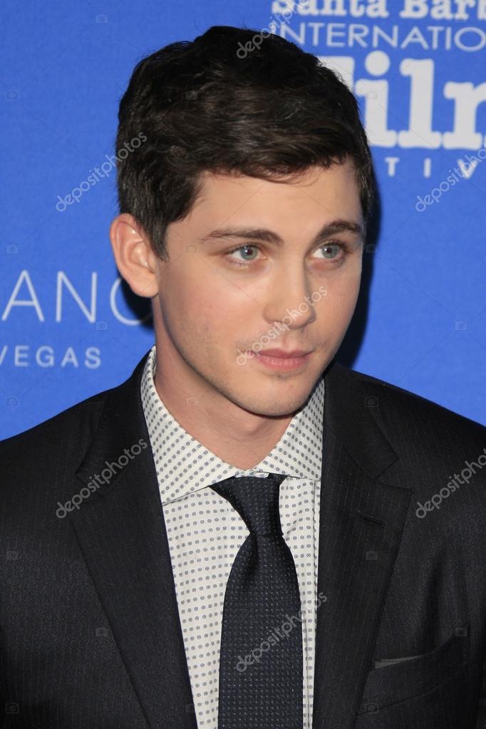 Séance Photo De Logan Lerman En Noir Et Blanc