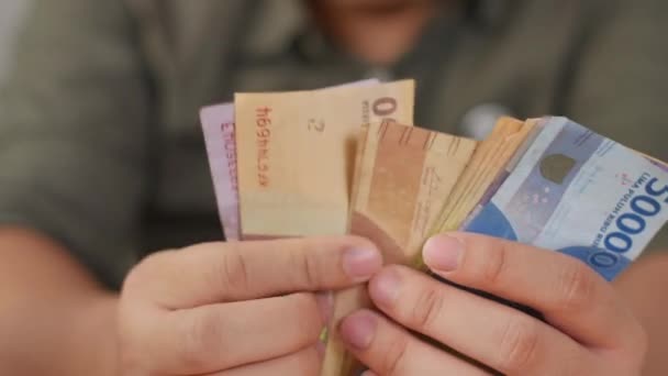 8,060 vídeos de Persona contando dinero, metraje de Persona contando ...