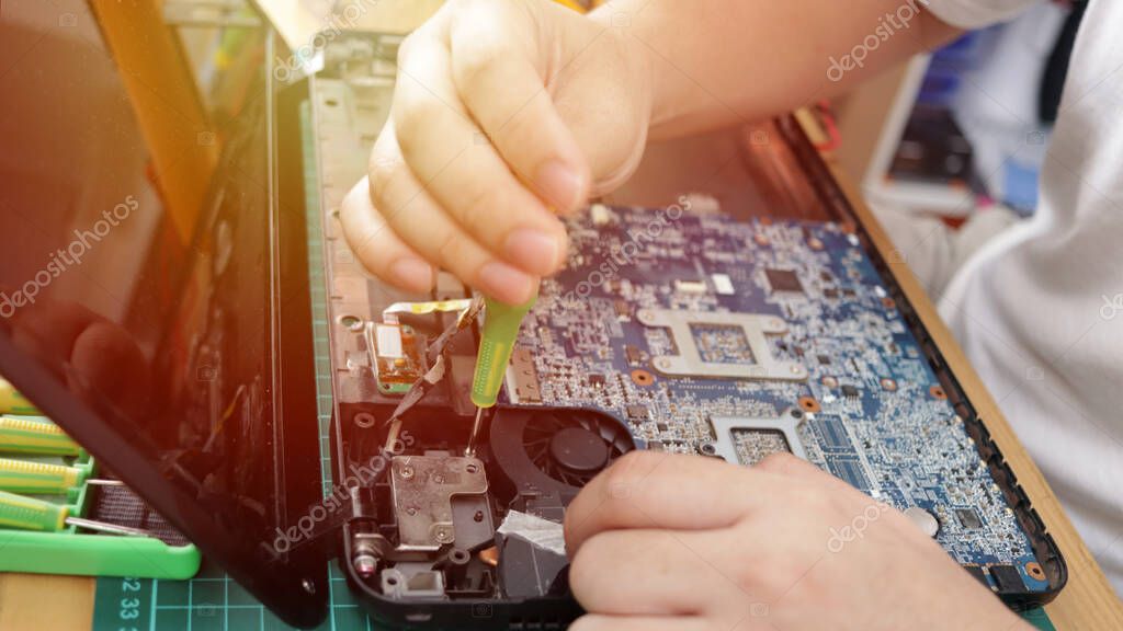 Primer plano del ingeniero técnico tratando de reparar el ordenador ...