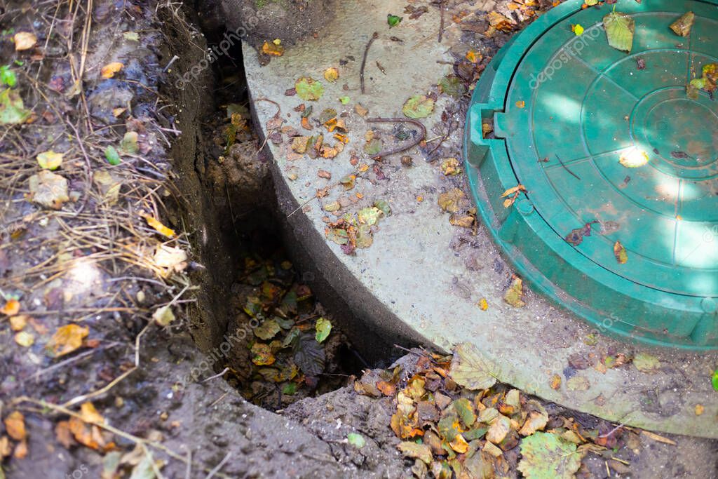 Suelo colapsado cerca de los anillos de hormigón de un pozo subterráneo ...