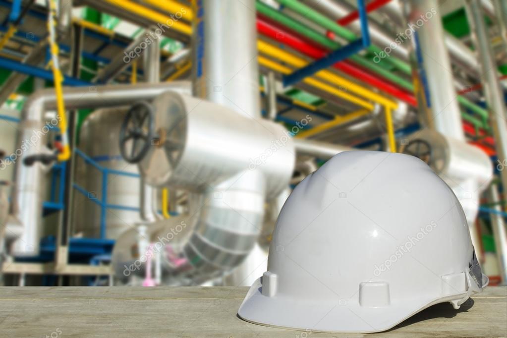 Ingeniería de seguridad y casco que descansa en los detalles de los ...