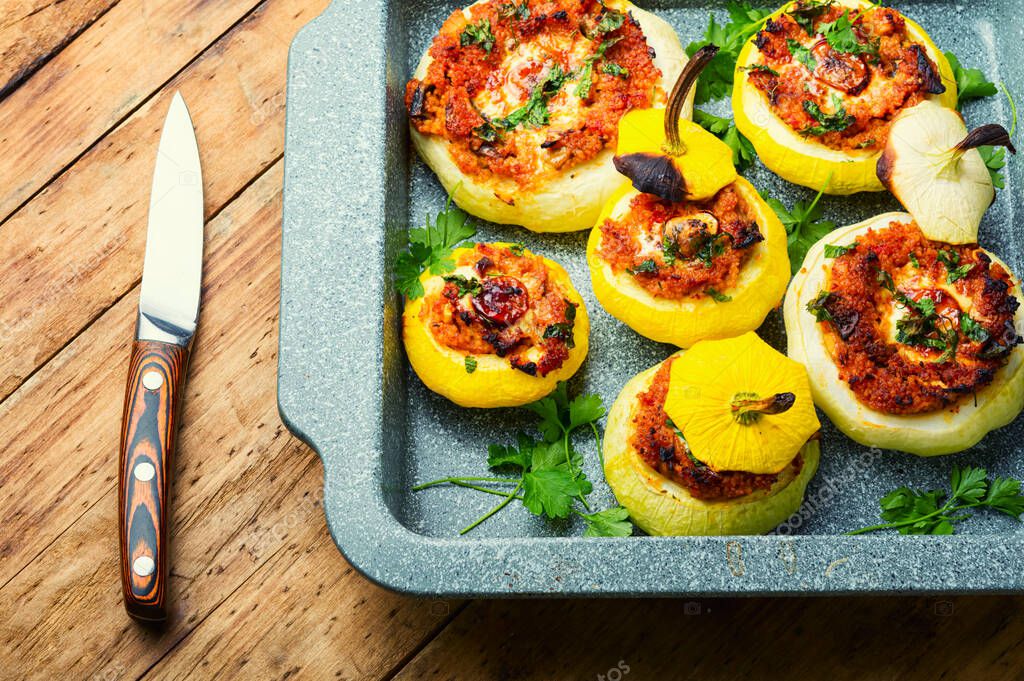 Squash relleno de cuscús y champiñones. Patisson al horno con shakshuka ...