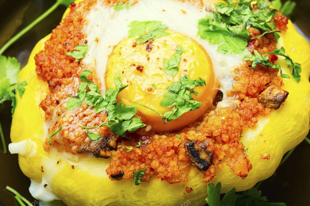 Squash relleno de cuscús y champiñones. Patisson al horno con shakshuka ...