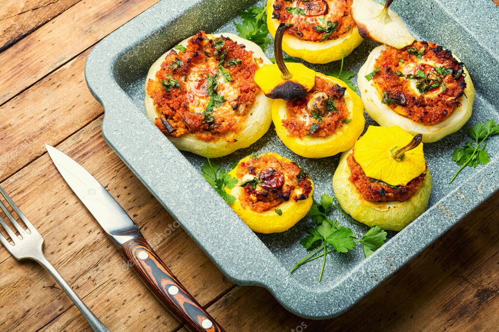 Squash relleno de cuscús y champiñones. Patisson al horno con shakshuka ...