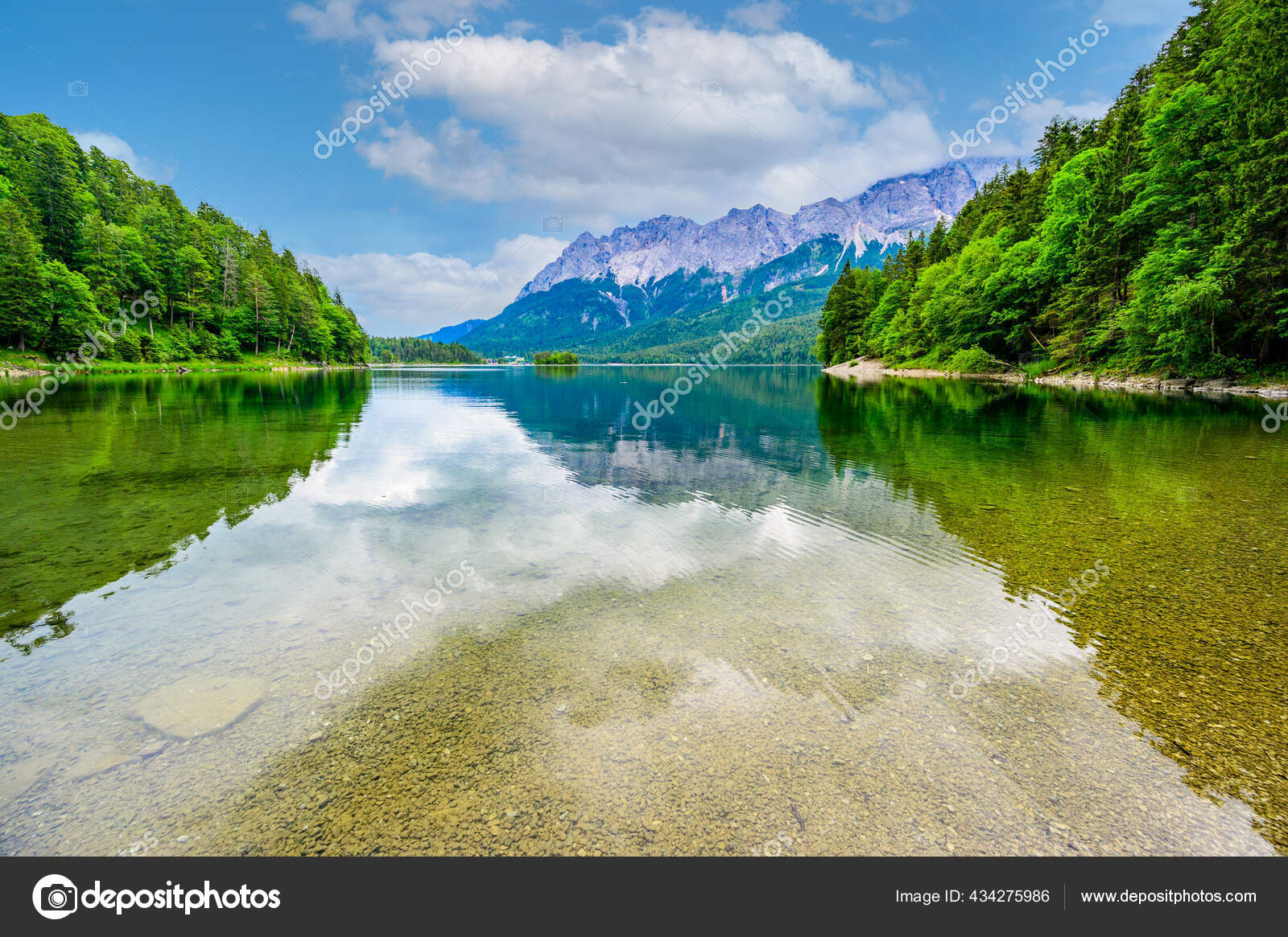 Lago Eibsee Com Zugspitze Montanha Fundo Bela Paisagem Com Praia fotos ...