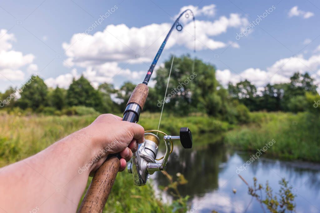 Mano masculina sosteniendo girando en primera persona vista / Mano ...