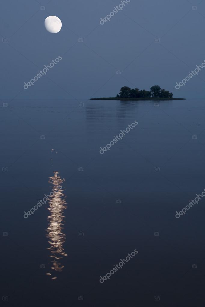 Paisaje nocturno de río con luna sobre pequeña isla. 2022