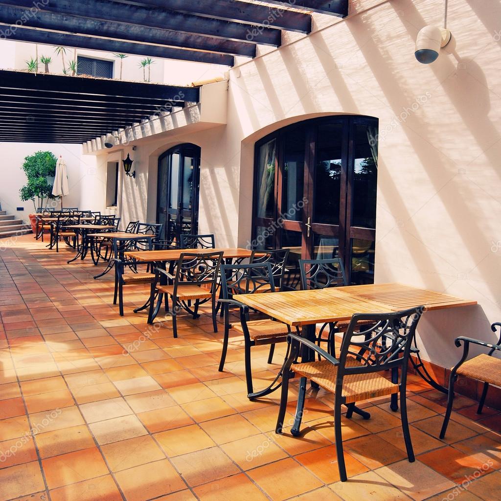 cafetería con terraza abierta en la ciudad mediterránea — Foto stock ...