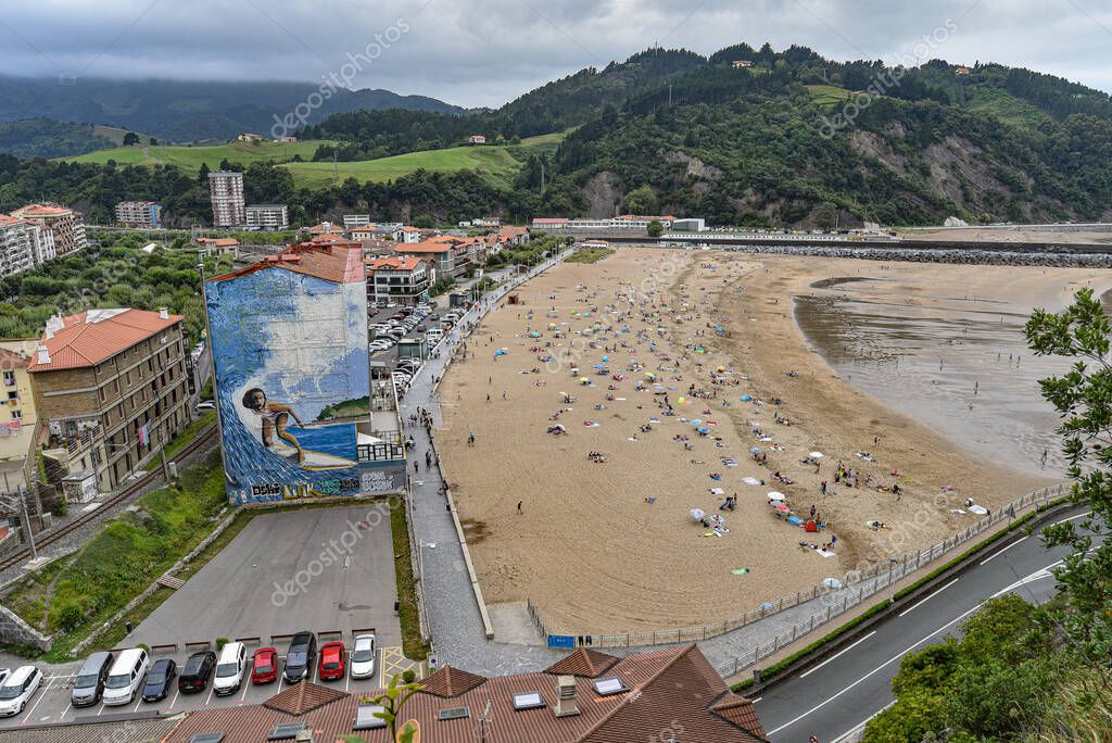 Deba, España - 14 de agosto de 2021: Las multitudes disfrutan del sol ...