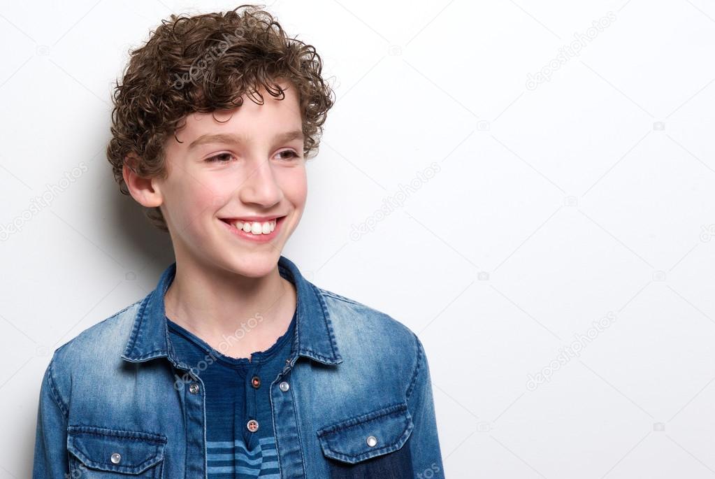 Lindo niño con el pelo rizado sonriendo — Foto de stock #70483319 ...