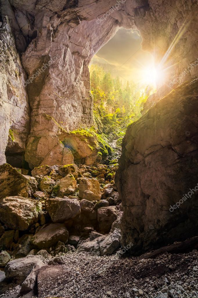 Cueva cetácea esculpida por el río en las montañas rumanas al atardecer ...