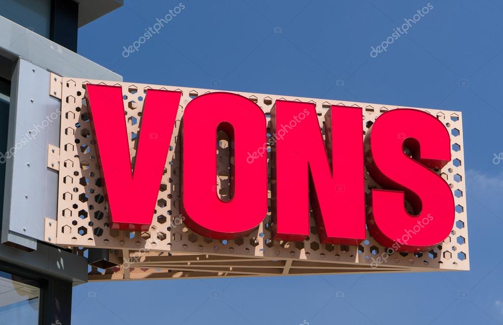 Vons Grocery Store Sign and Logo. – Stock Editorial Photo © wolterke ...