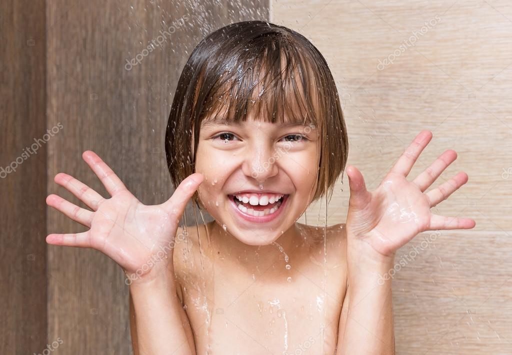 Kleines Mädchen Badet Zu Hause Unter Der Dusche Stockfoto © Valiza