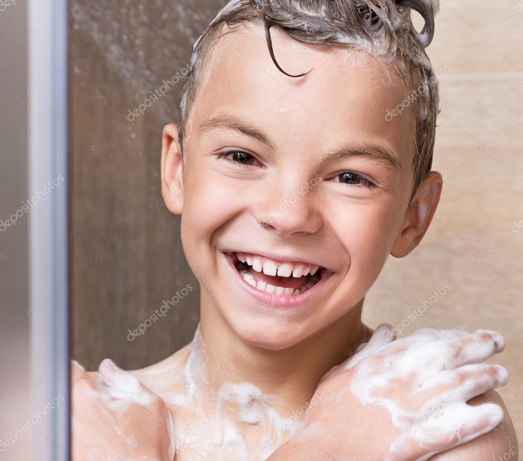 Niño Tomar Una Ducha