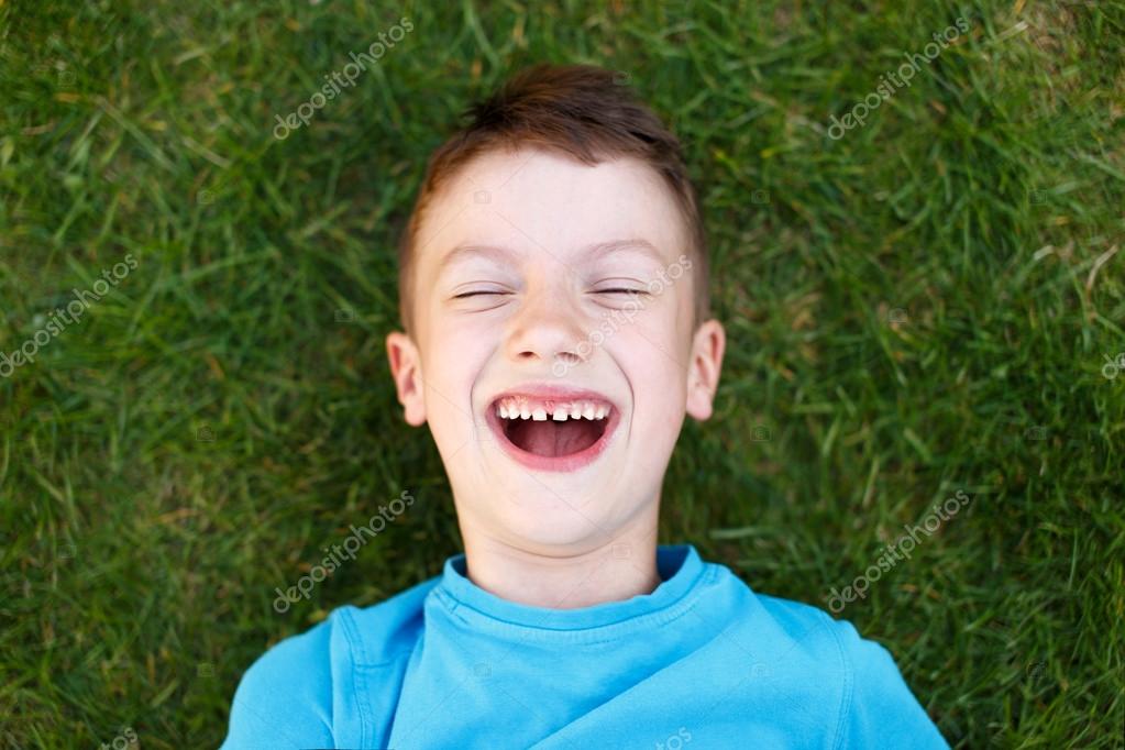 Pequeño niño riendo en la hierba: fotografía de stock © sakkmesterke ...