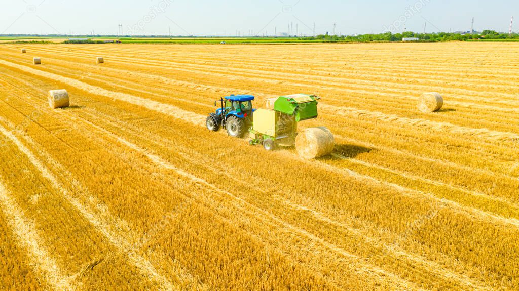 Por encima de la vista superior en el tractor como tirando de la ...