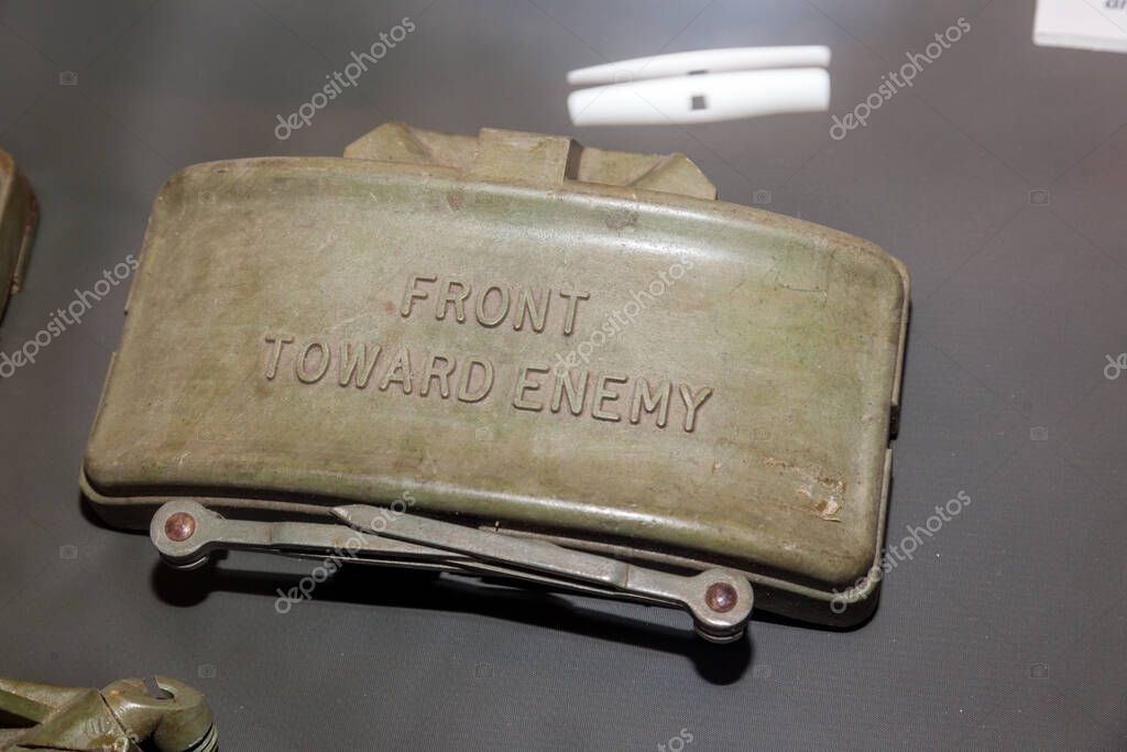 Una mina terrestre es un artefacto explosivo escondido bajo o en tierra ...