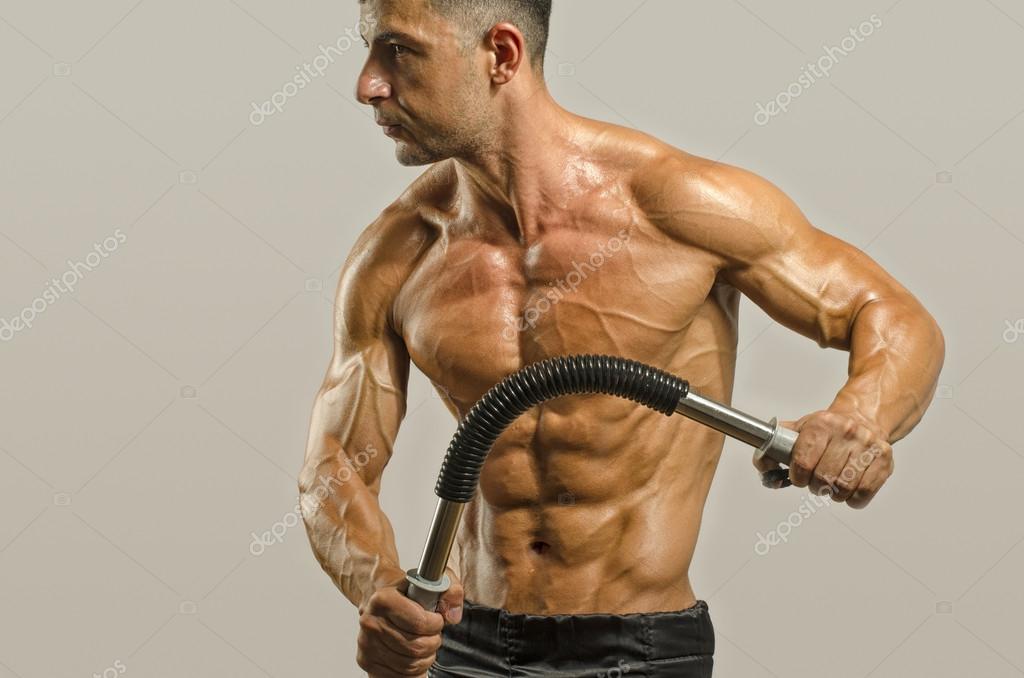 Culturista fuerte con abdominales perfectos, hombros, bíceps, tríceps y ...