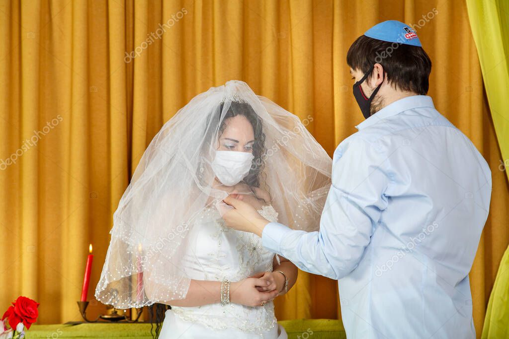 Durante la ceremonia de chupa en la sinagoga, los novios enmascarados ...