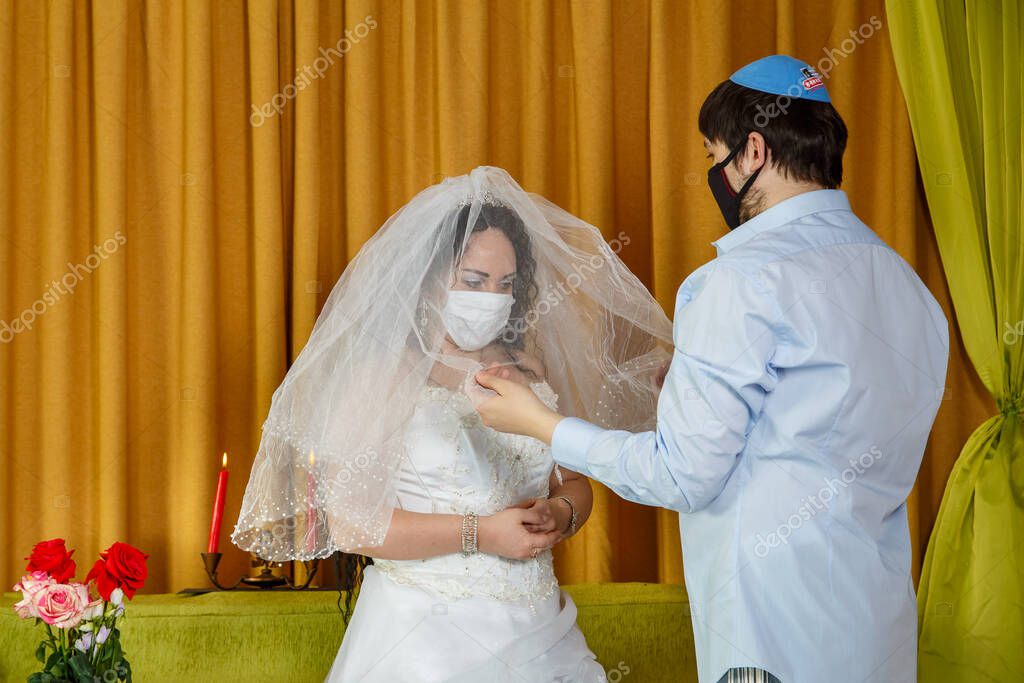 Durante la ceremonia de chupa en la sinagoga, los novios enmascarados ...