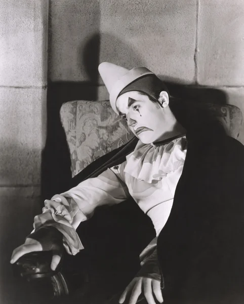 payaso sentado en silla 2024