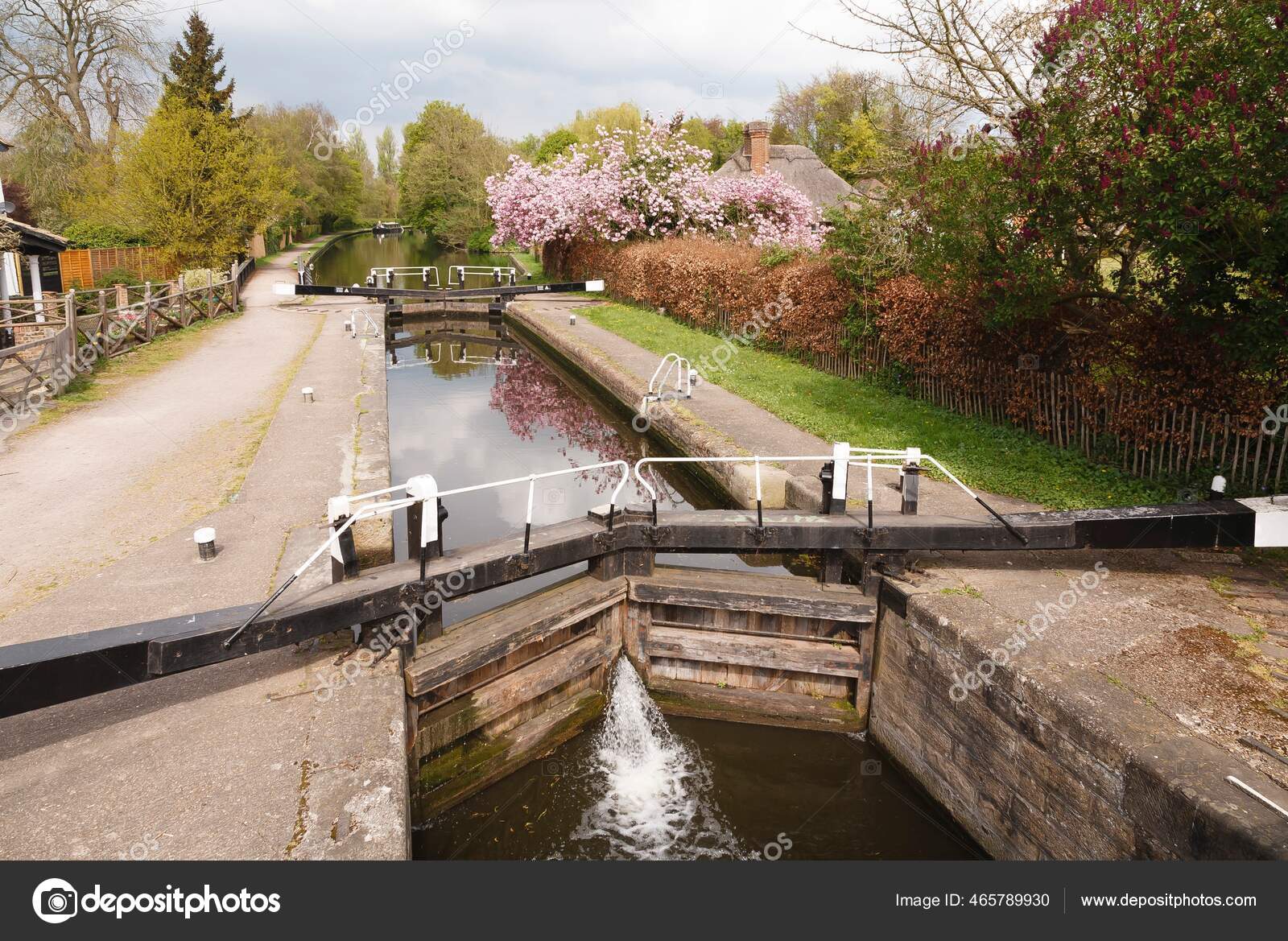 Canal Lock Lock Keepers Cottage Grand Union Canal London Stock Photo by ...