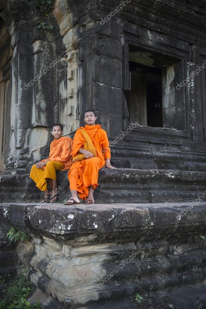 Buddhist Monks in Orange Robes Angkor Wat – Stock Editorial Photo ...